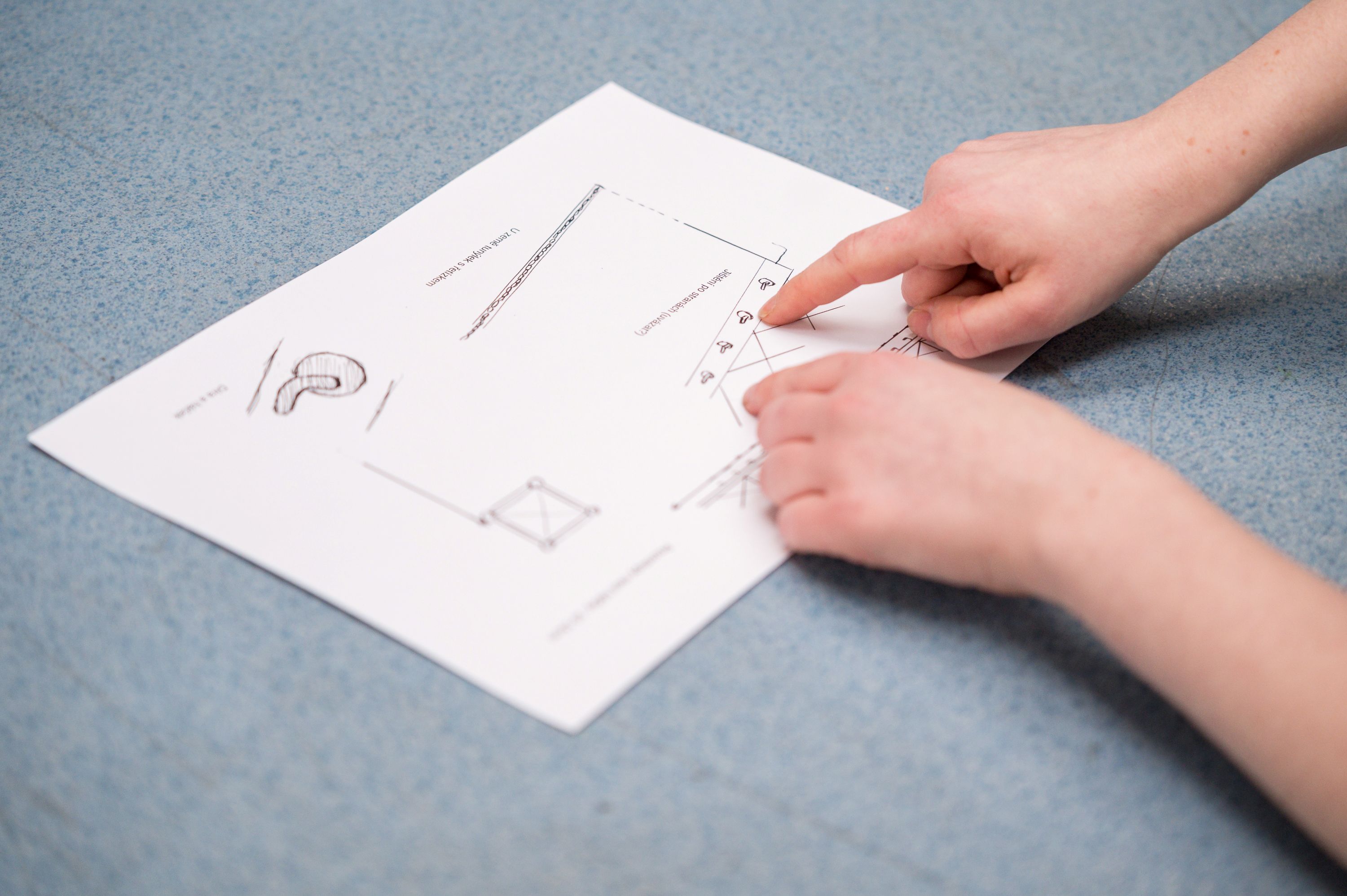 VOLÁNÍ RODU v dílenském dvoře | Východočeské divadlo Pardubice