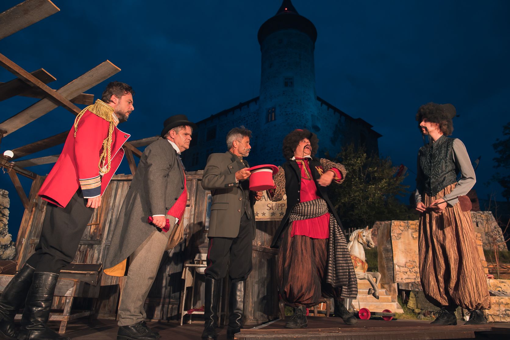 Tři veteráni na Kunětické hoře už s diváky! | Východočeské divadlo ...